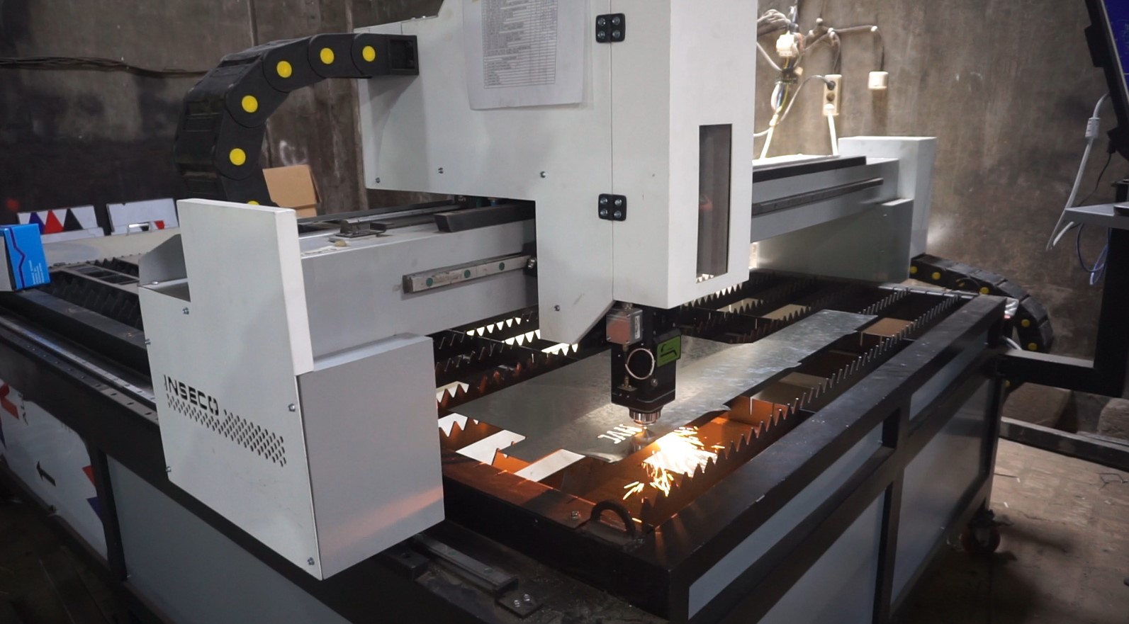 Mesin CNC Cutting Plat Besi Untuk Usaha Interior Besi Kekinian